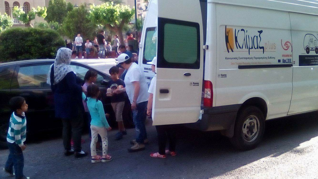 ΔΙΑΝΟΜΗ ΤΡΟΦΙΜΩΝ ΣΕ ΑΣΤΕΓΟΥΣ ΚΑΙ ΜΕΤΑΝΑΣΤΕΣ ΑΠΟ ΕNΟΙΚΟΥΣ ΚΑΙ ...